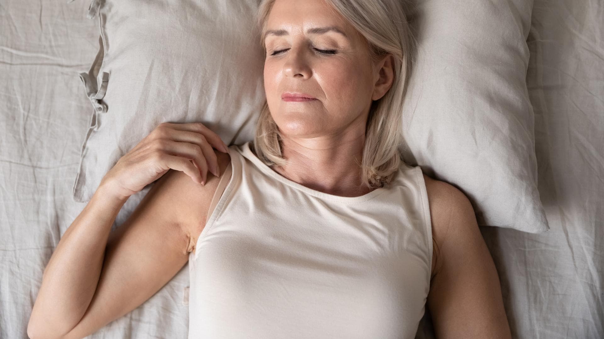 Rückenschmerzen: Diese Schlafposition hilft dagegen