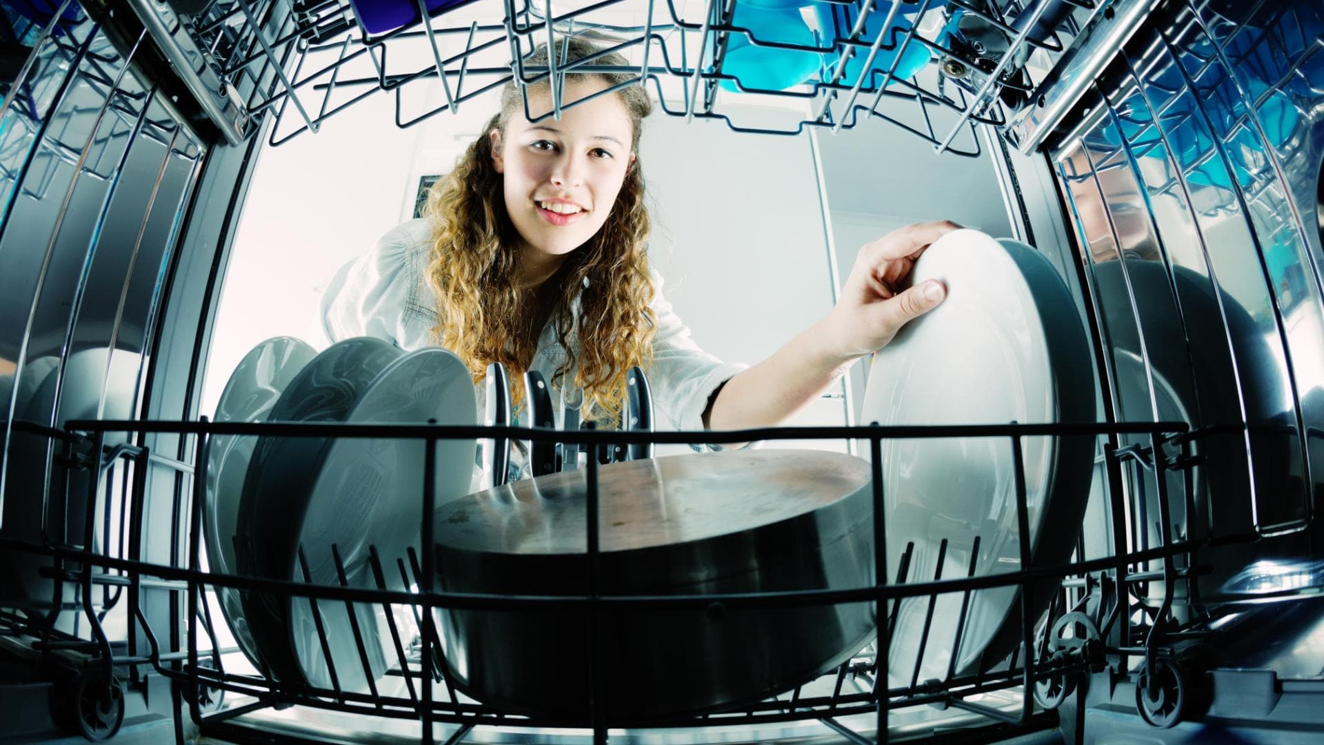 Schluss mit dem Mief! Pflege-Tipps für die Spülmaschine